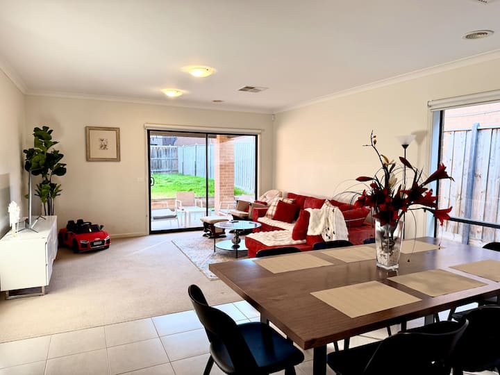 The Luxe Escape – Urban Meets Nature| Walk To Stn - Point Cook