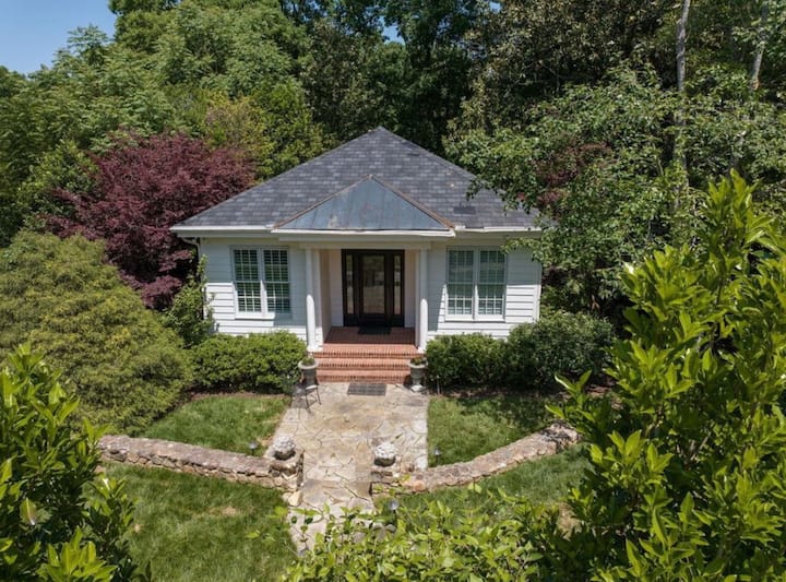 Charming Cottage On Franklin Street - Chapel Hill, NC