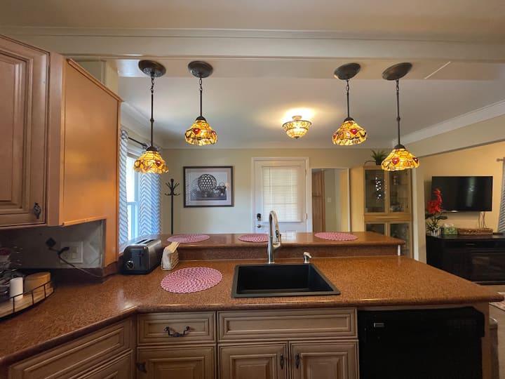 Charming 3 Bedroom With A Jacuzzi - Parkville, MD