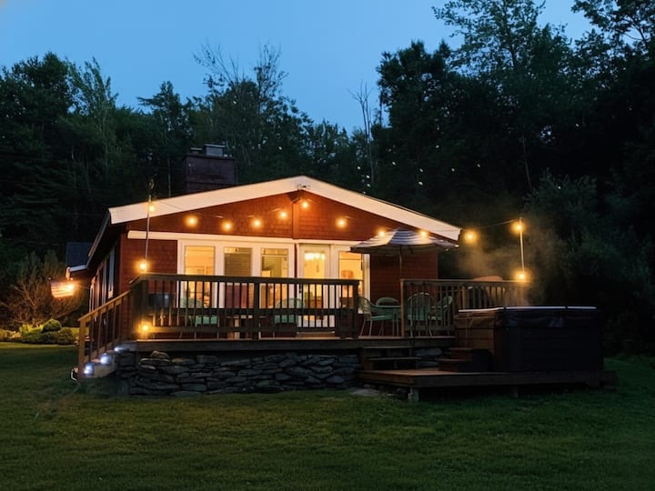 Hot Tub + Fire Pit • Cash’s Rustic Mt Snow Retreat - Wilmington