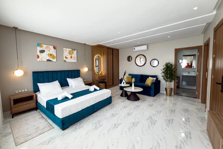 Chic Ocean-view Studio With Grand Terrace - Al-Husajma