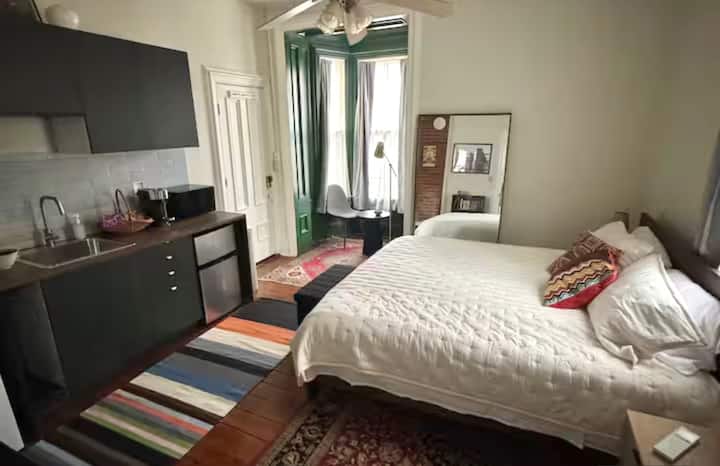 Deluxe Downtown Studio - Lawrence, KS