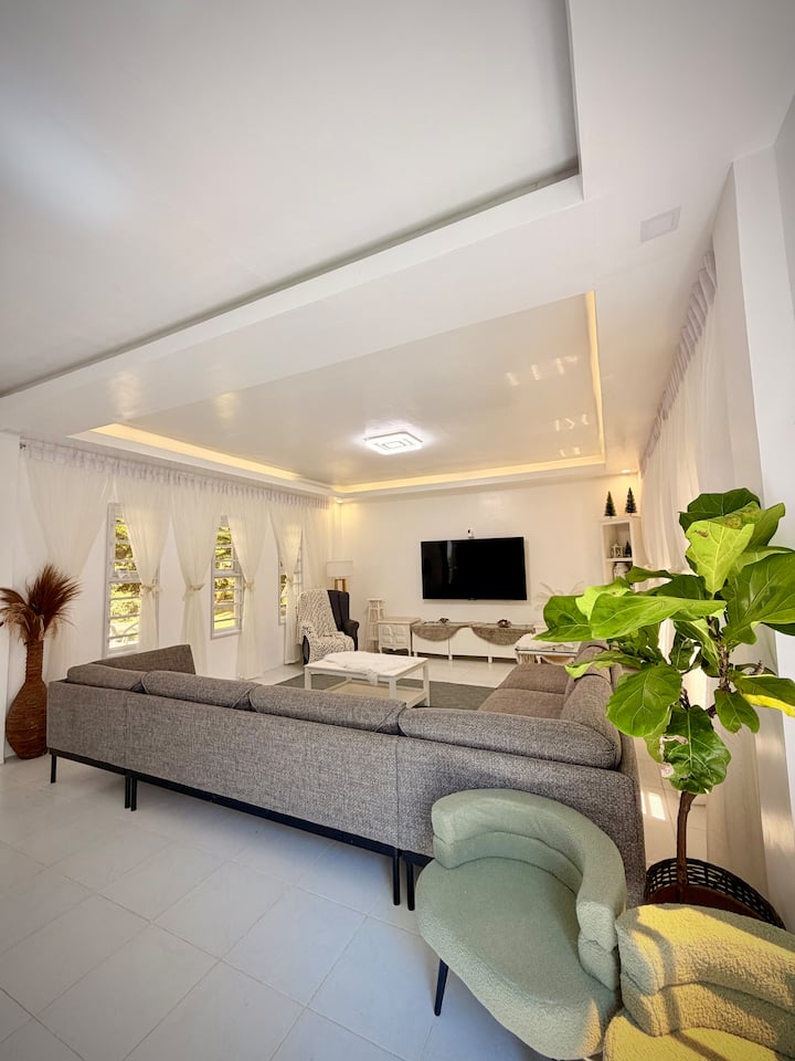 Balai Blanca:your 2000sqm Modern White Barn Escape - Calamba