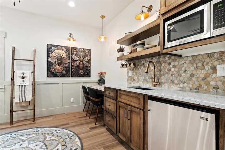 The Bee Room | Stylish Loft In Downtown Midway - Midway, UT