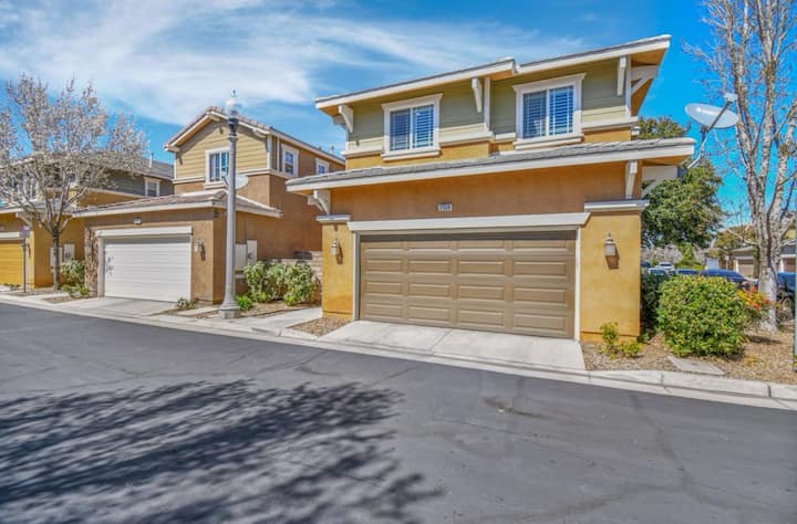 Beautiful Home Away From Home - Palmdale, CA