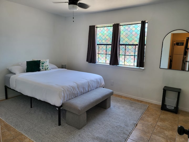 Private Parking/cozy Stay+wifi - Laredo, TX