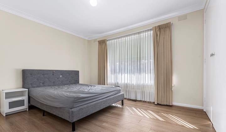 Spacious Family Home In Burwood - Box Hill
