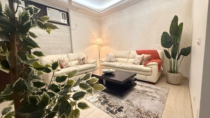 Elegant 2bhk Ground Flr In South Delhi W/ Parking - New Delhi