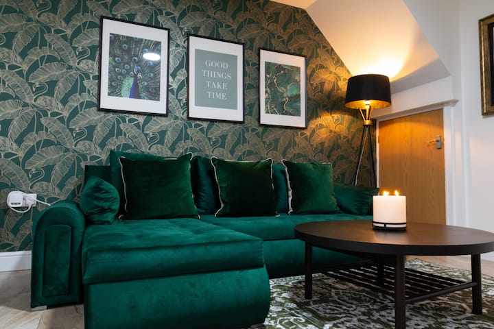 *Velvet Luxe Retreat Opposite Stadium* - Cardiff