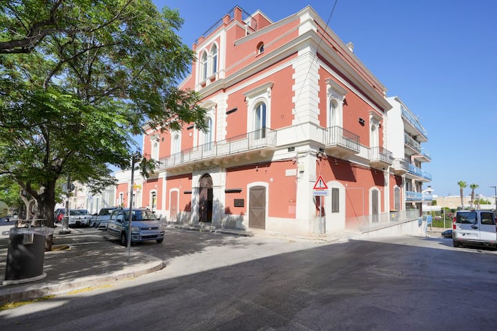 Palazzo Della Torre: Landmark Building For 42 Pax - バーリ