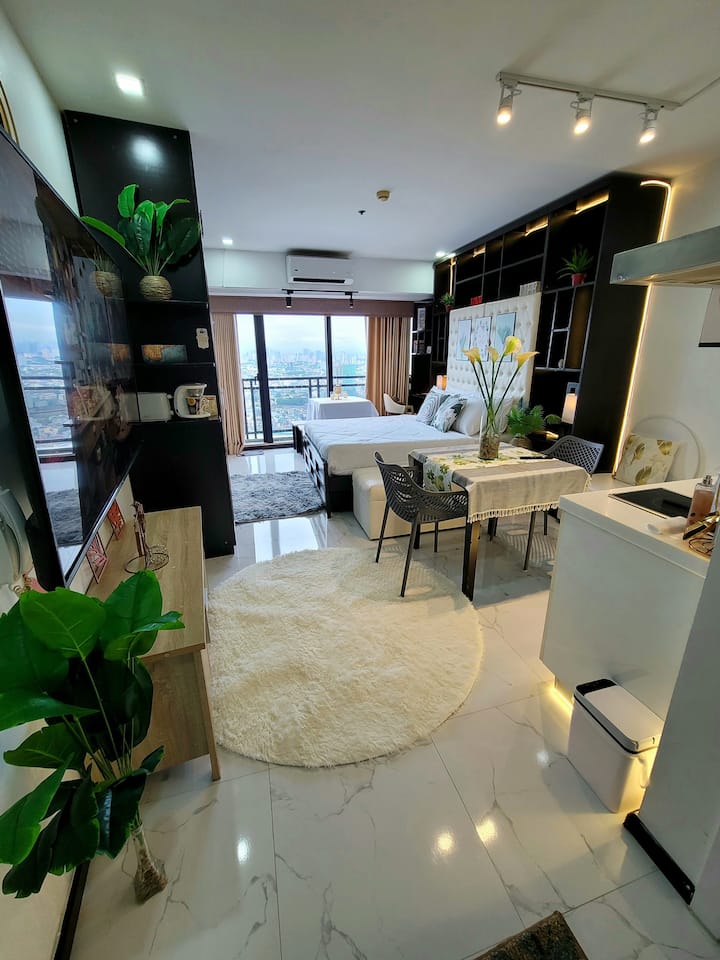 Fancy Makati Suite Nr Rockwell W/balcony + 65" Tv - Makati