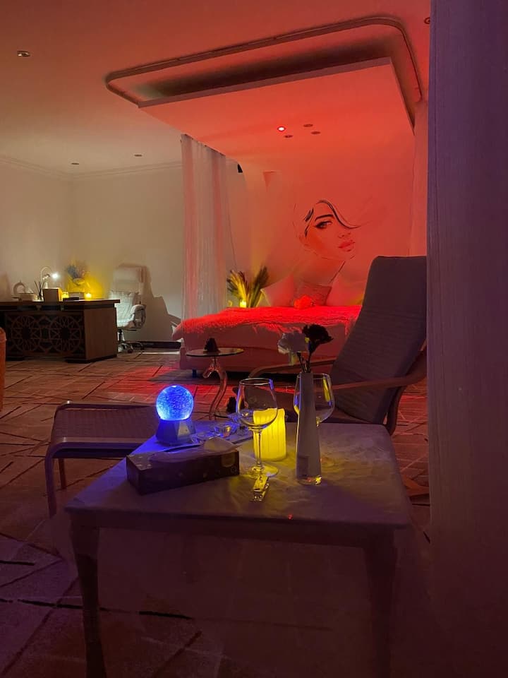 غرفه أميرية مع صاله و فناء محاط بأشجار وورود وضباب - Riyadh