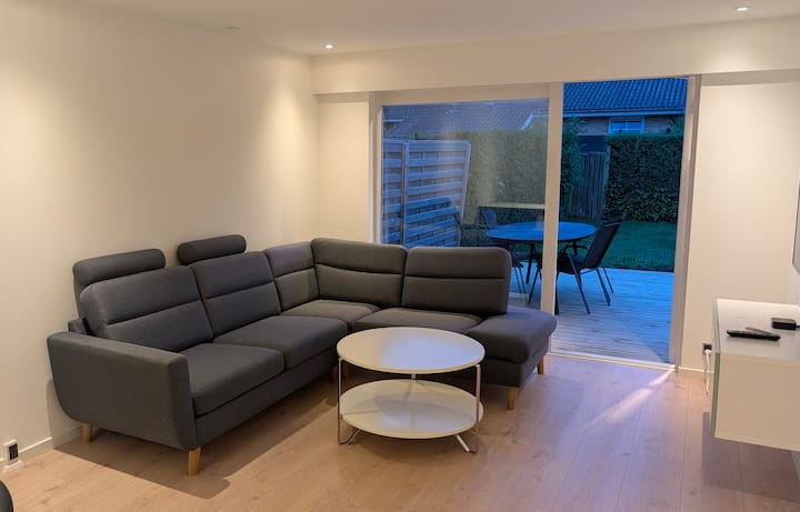 Rækkehus Med Terrasse Tæt På Rosengårdcentret - オーゼンセ
