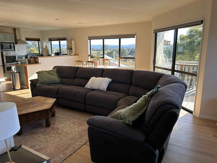 Hilltop Retreat With Views - Tauranga