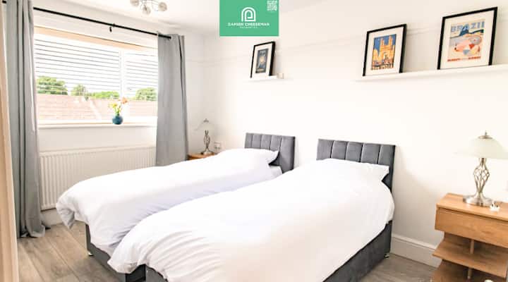 Stylish 3-bed House | Lincoln Centre | 1.5 Baths - 링컨