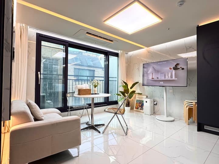 넓은 현대적인 2베드룸 : 홍대역 5분, 쇼핑 거리 1분, 엘레베이터 - Séoul