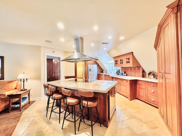 Luxury 2br Suite, Chef’s Kitchen + Private Theater - Wrightwood, CA