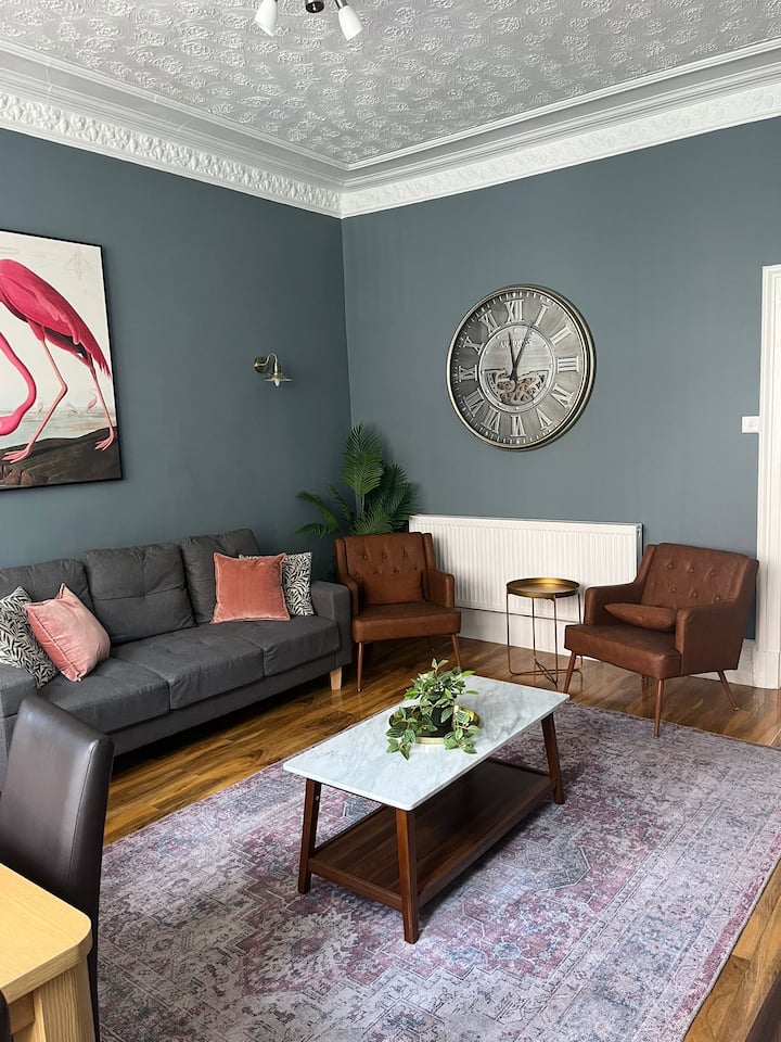 3br Apt – Near Ibrox Subway, Sleeps 7 + Parking - Glasgow