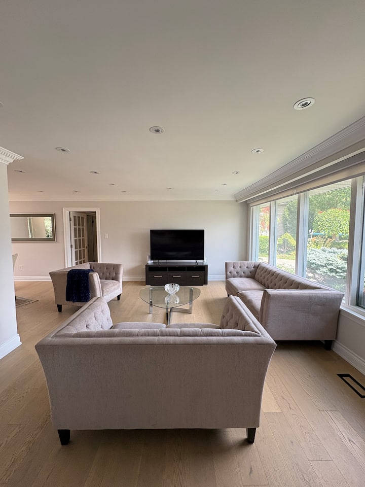 Spacious 4-bedroom House - Toronto