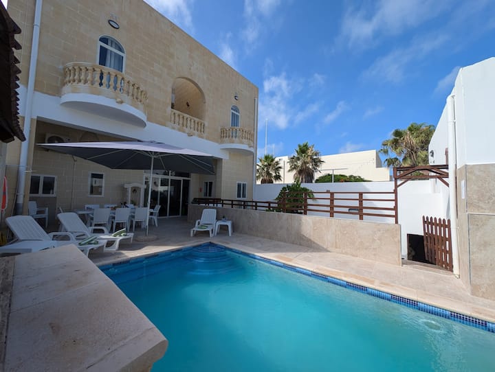 Grand 6 Bdrm Townhouse With Pool - Malte