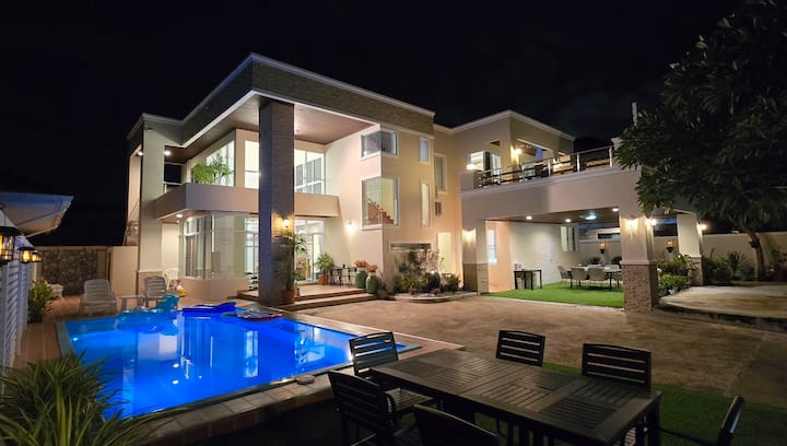7 Br Pool Villa Near Bangkok's Famous  Malls - Bangkok
