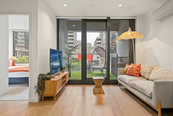 Large Balcony Comfy 2 Bedder | Pool, Jacuzzi, Gym - Melbourne