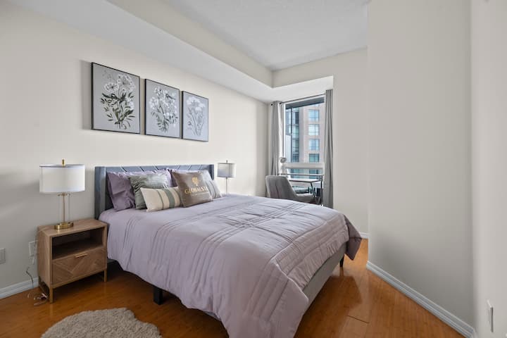 Superior 1bedroom+den Condo With Balcony - Toronto, ON