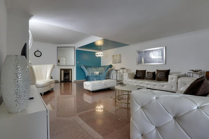 Luxurious West London Retreat With Hot Tubs - Harrow