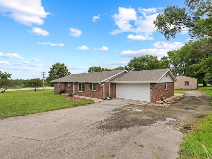 Cute And Cozy Cottage - Bartlesville, OK