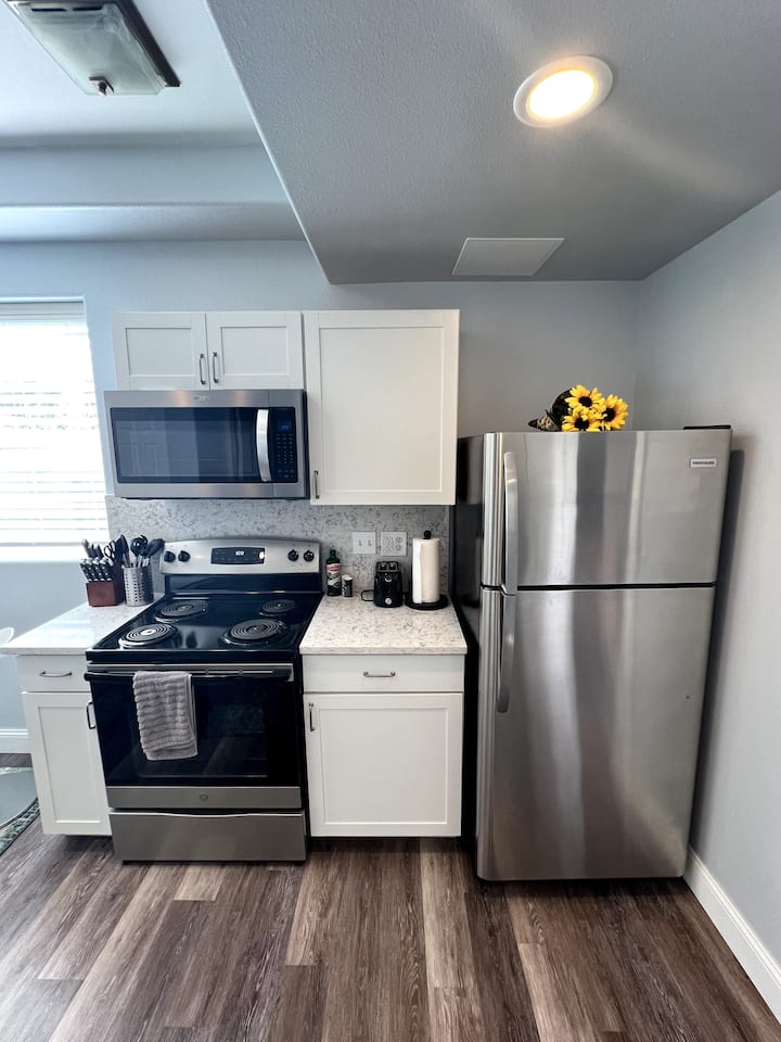 Spacious 1br W Full Kitchn/laundry, Prime Location - Lakewood, CO