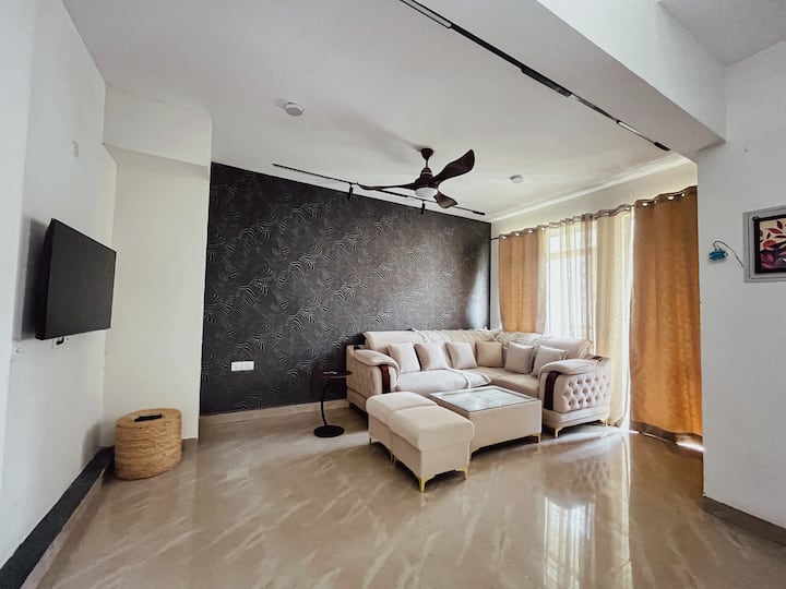 Chic, Luxurious, Spacious Apartment In Noida - Faridabad