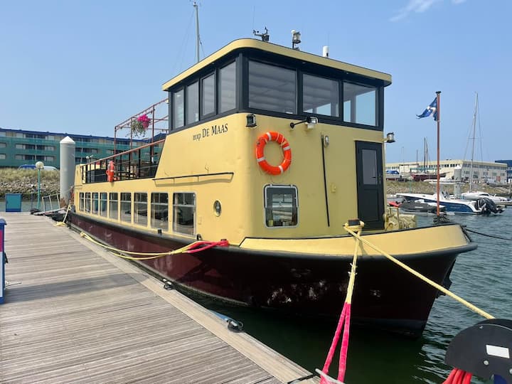 Groot Woonschip Aan Het Strand - Haarlem