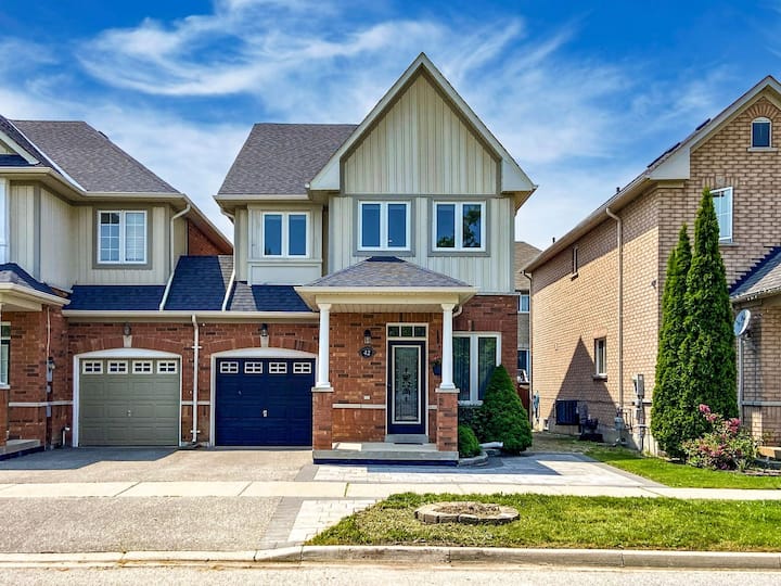 Lake Nearby House - Aurora