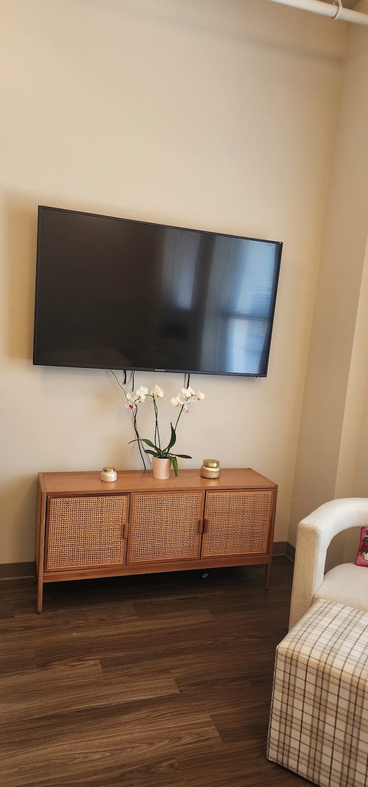 1 Bedroom In The Heart Of Mke With Parking - Milwaukee, WI