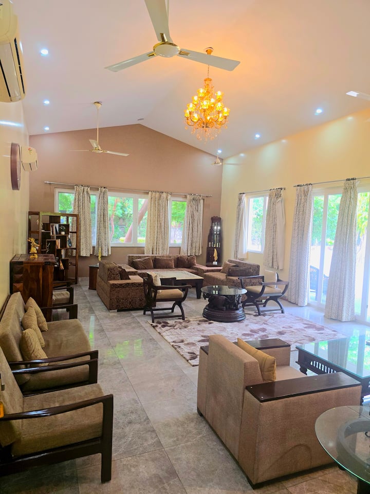 Kingfisher Luxury Farmhouse - グルガーオン