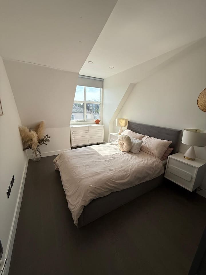 Stunning Modern Flat With Private Parking Space - Surbiton