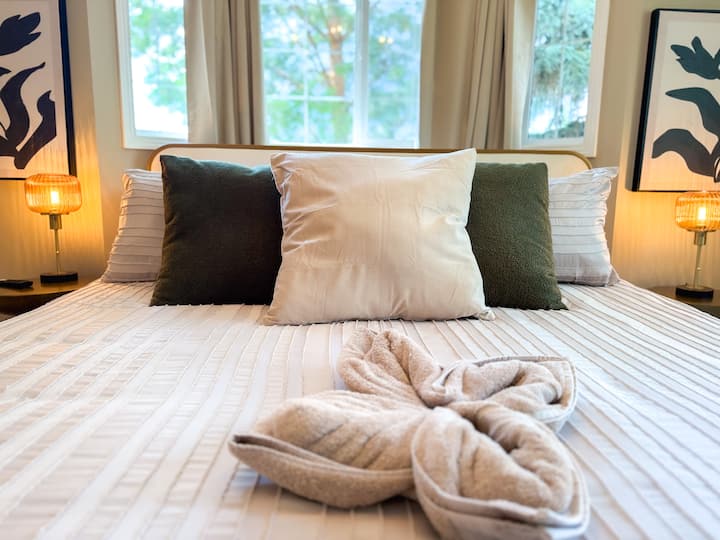 Modern Zen | 3 Beds | Gym | Kids Play Cave - Edmonton