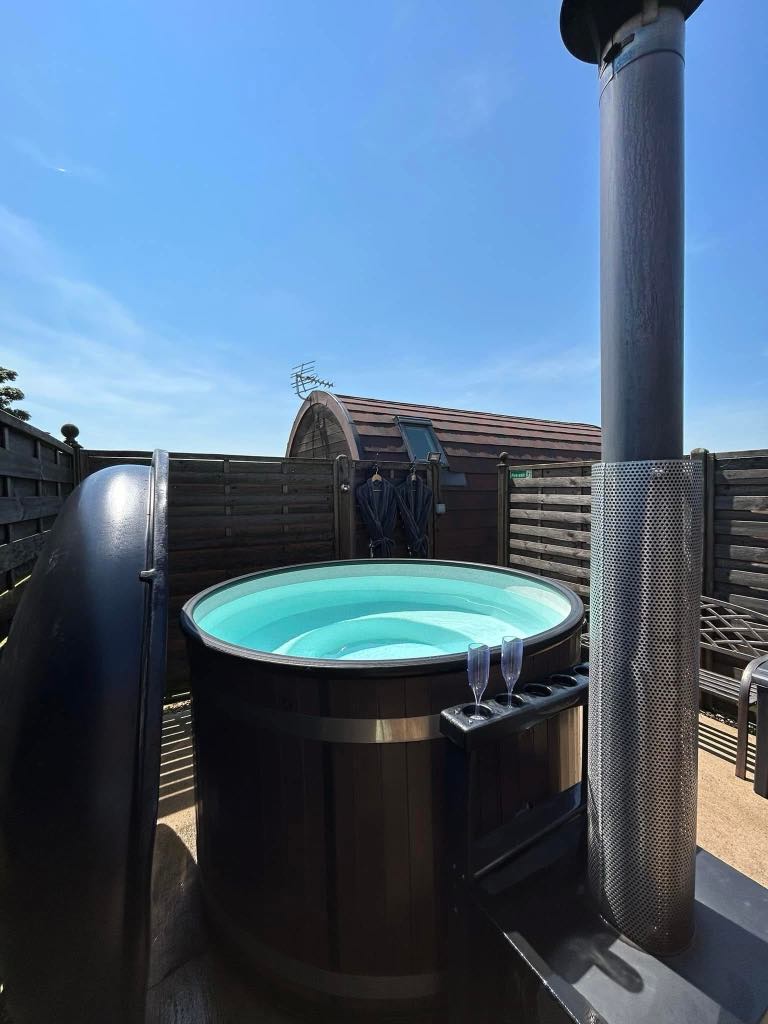 Luxury Glamping pod with hot tub 'Oak View' - Huts for Rent in Dalston ...