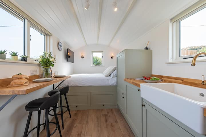 Shepherd Hut
5 Minutes Walk From Treyarnon Bay - Constantine Bay