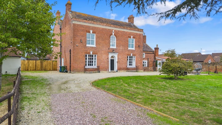 Stylish 5-bed Farmhouse With Hot Tub & Piano - Tewkesbury