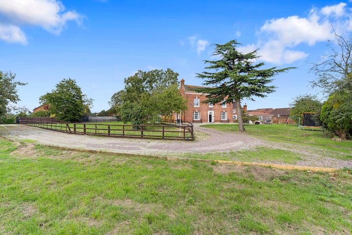 Stylish 5-bed Farmhouse With Piano & Parking - Tewkesbury