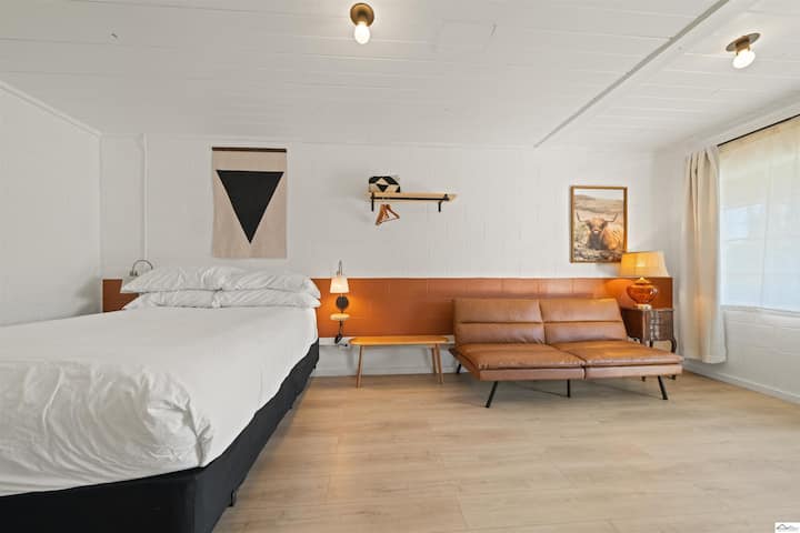 Queen Suite In Boutique Motel - Red Bluff, CA