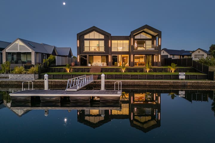 Luxury Retreat With Mountain Views & Private Jetty - Whitianga