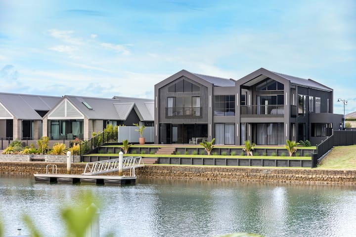 Luxury Beach Retreat - Mountain Views & Boat Jetty - Whitianga