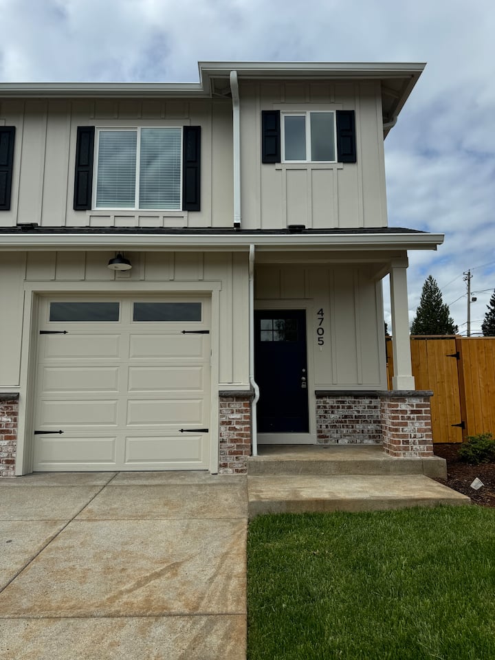 New Luxury Home In Wine Country - Salem, OR