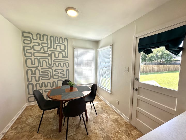 Sleeps 6: Pet & Family Friendly! - Bedford, TX