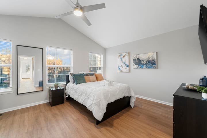 Bronzeville Oasis: 2b/2ba W/ 1 Garage Parking Spot - Chicago, IL