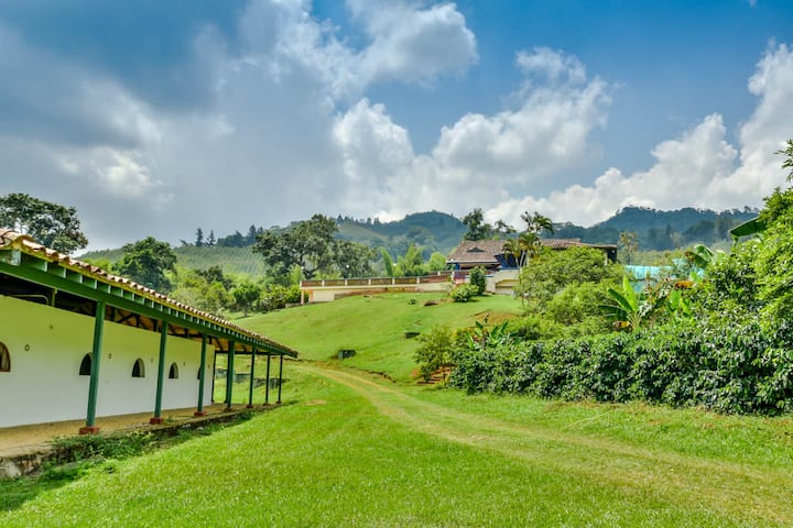Andean Mountain Farm Retreat - La Cumbre