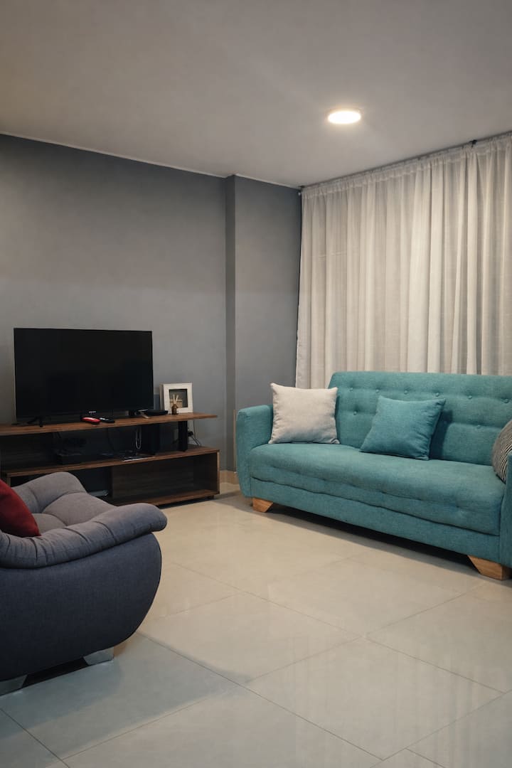 Amplia Casa, 8 Pax · 2 Parqueos 10 Min Aeropuerto - Bogota