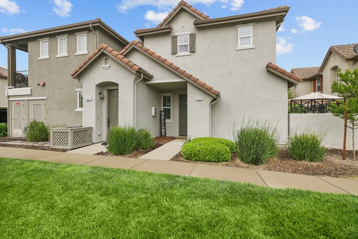 Modern 3br/3ba Folsom Home | Patio - Folsom, CA